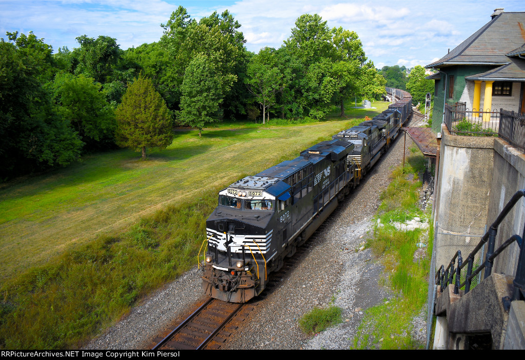 NS 8072 62V Trash by the ex-CNJ Train Station
